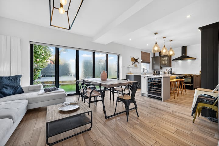 Family Home By The Lake - Cardiff