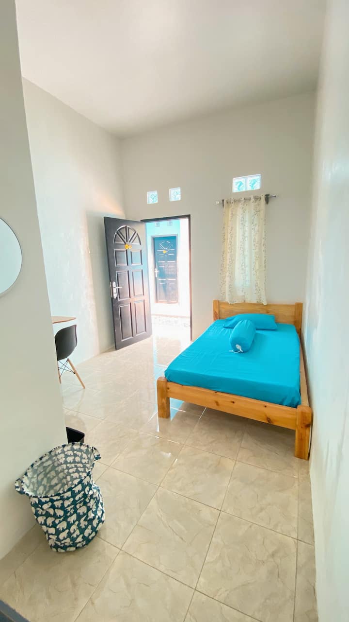Rustic Private Room With Super Single Bed - Batam