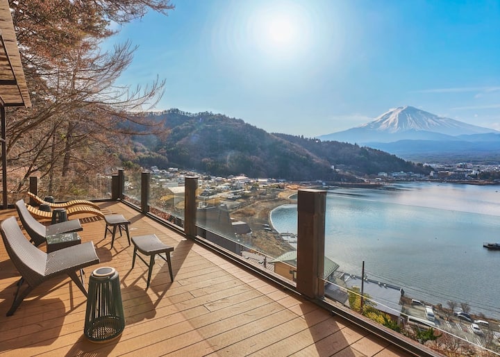 河口湖と富士山の絶景を独占できる一棟貸し別荘　サウナのある広々とした屋根付きのバルコニー - Lake Kawaguchi