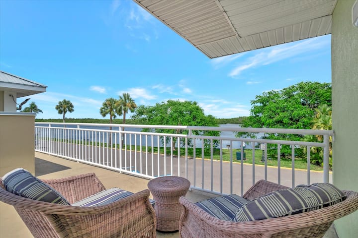 Waterfront Suite | Resort Condo, Hot Tub & Bar! - Apollo Beach, FL