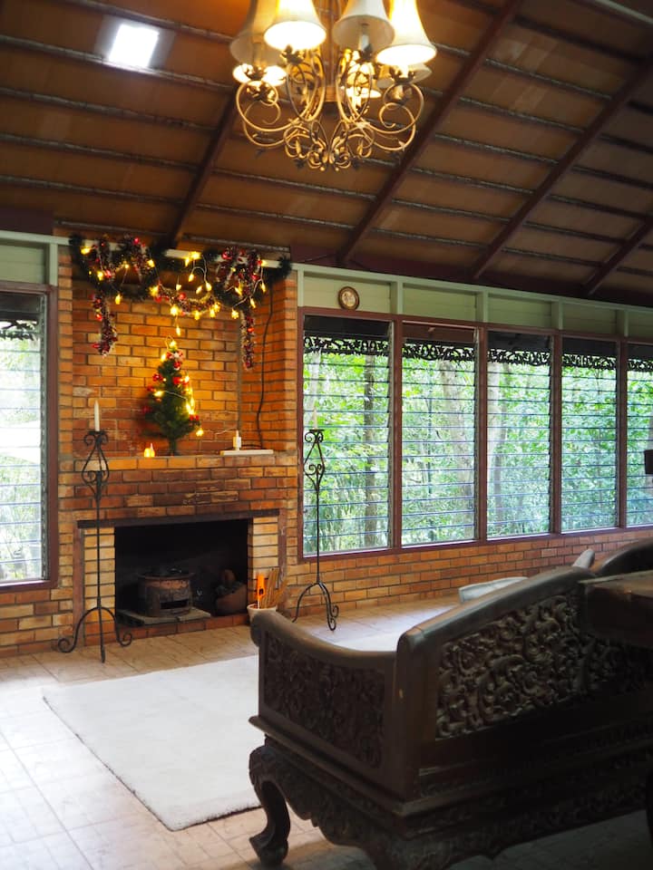 Chimney House 
บ้านเตาผิงริมธาร - Mae On District