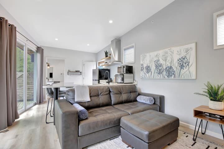 Modern Microhome Retreat - Peachtree City, GA