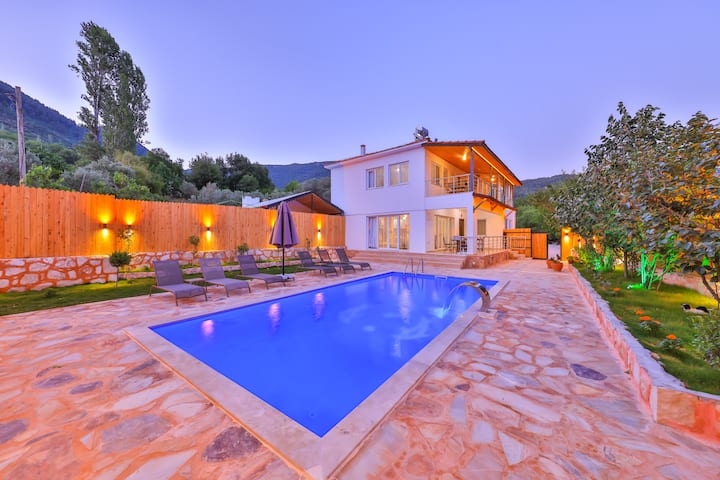 Doğa Manzaralı 10 Kişilik Jakuzili Villa 07-262 - Kaş