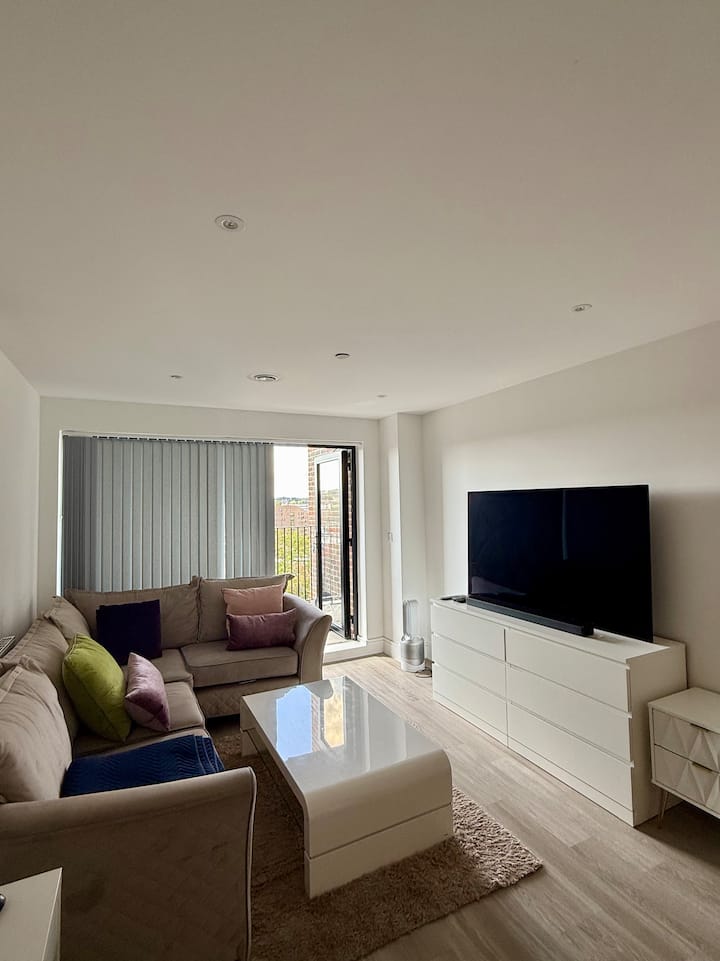£99 River-view 2 Bed Luxury Flat, Chatham. - Chatham