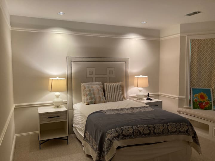 Simon's Thyme Room - Scarsdale, NY