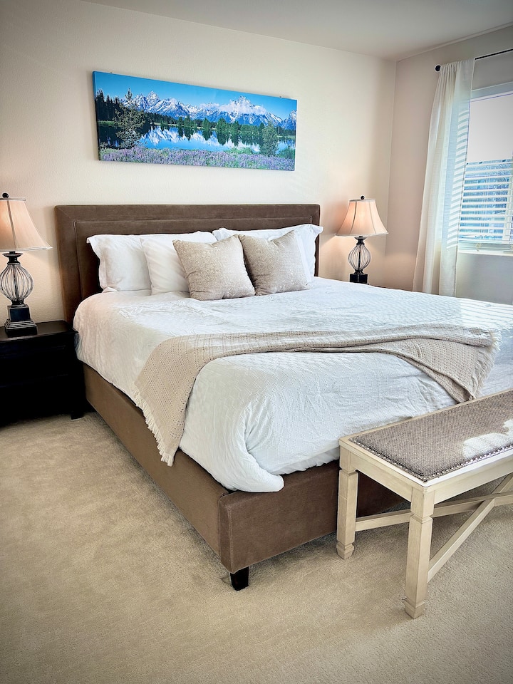 Bright & Cozy 3br | Pet-friendly | Yard + Garage - Cheyenne, WY