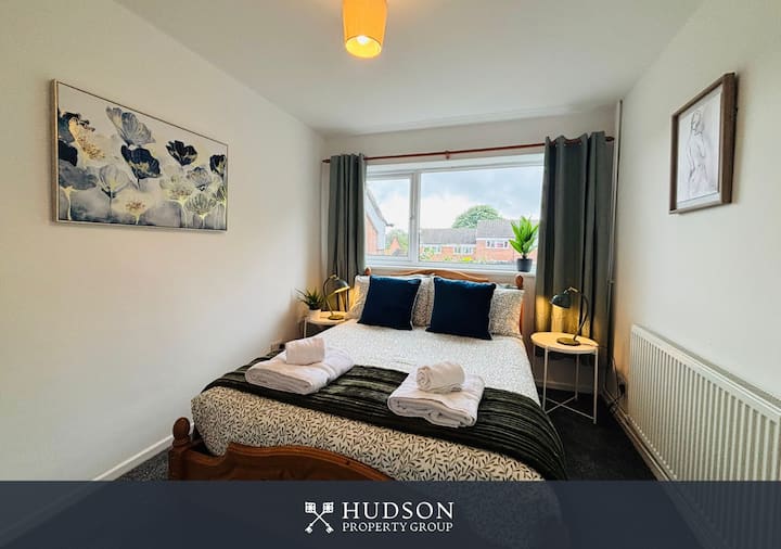 Dudley Apartment With Parking - Wolverhampton