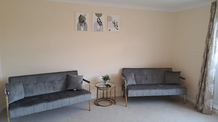 3 Bed House-sleeps 6-in Calne. - Chippenham