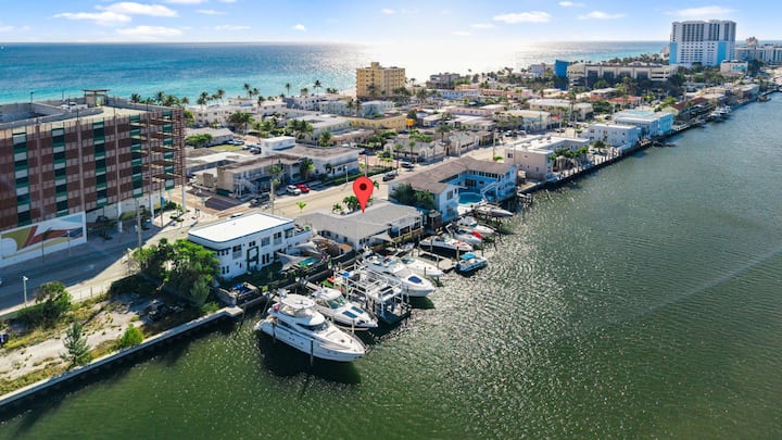 Waterfront Home W/ Dock + 1 Min Walk To Beach - Hollywood, FL