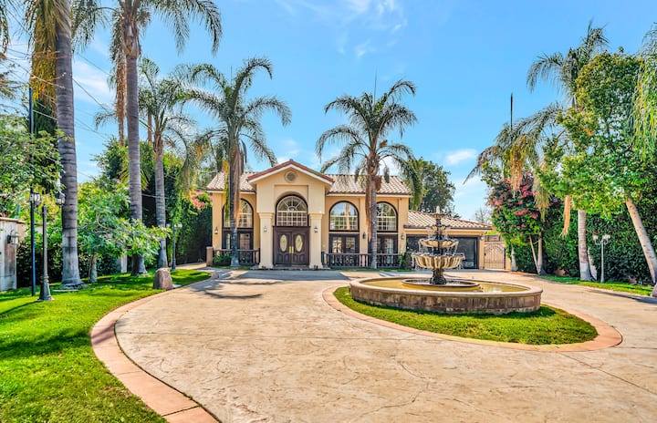 Elegant 4br Home W/ Waterfall Pool, Spa & Fire Pit - Los Angeles, CA