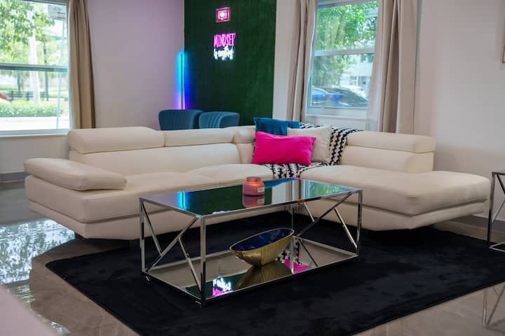 44% Off Casa Bauhaus | 3br · 2ba·jacuzzi· - Fort Lauderdale