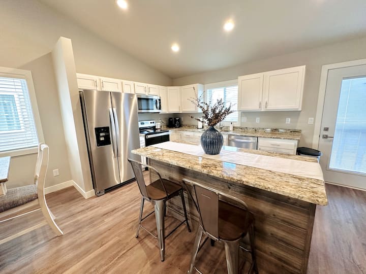 Quaint 2 Bed/2 Bath Split Level - Fargo, ND