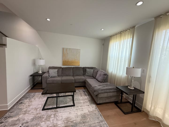 Elegant 3-story Family Retreat W/rooftop Views - West Hollywood