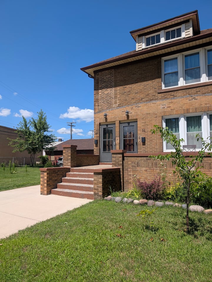 Upper And Lower Units! 4 Bedrms. Long Driveway. - Dearborn, MI