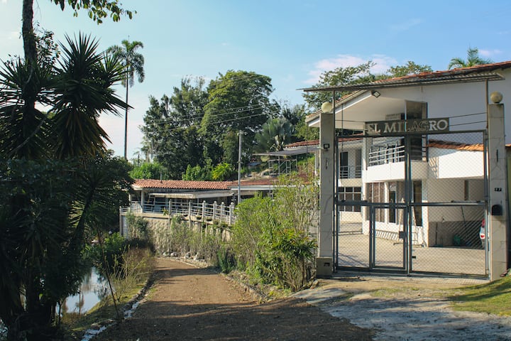 Casa Campestre Rodeada De Lagos Y Naturaleza. - Pereira