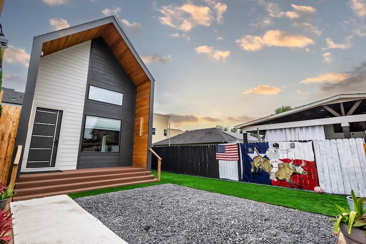 Knox Cabin Cozy Modern Hideway - Houston, TX