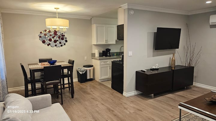 Great 1 Bed 1 Bath Hollywood Apt - Los Angeles, CA