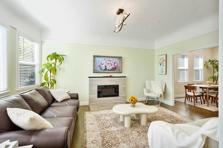 Bright Oakland Home W/ Parking Near Lake Merritt - Oakland, CA