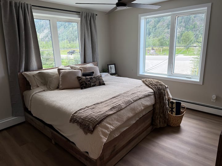 Dawson City Wolf Suite! - Dawson City
