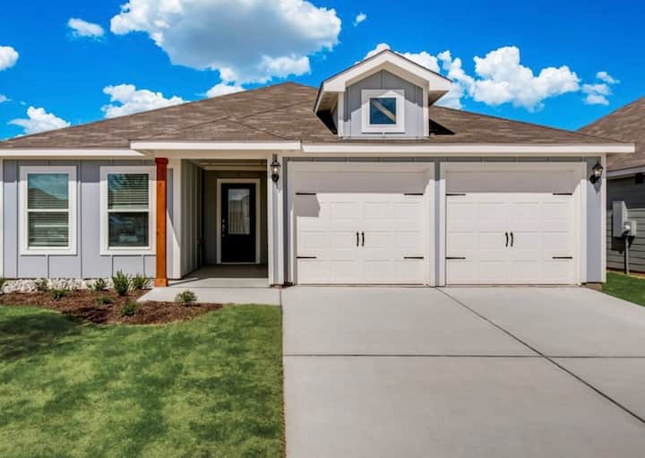 Fort Worth Family Comfort Home - Burleson, TX