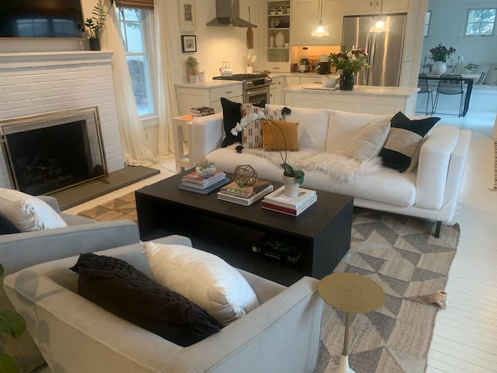 Sunny Designer Curated Cottage - Cutchogue, NY