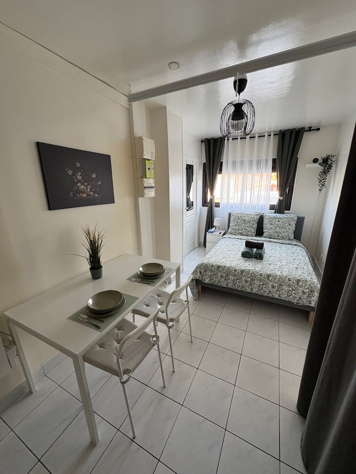 Ciné à La Maison ! Studio à 2 Min Du Métro - Saint-Ouen-sur-Seine