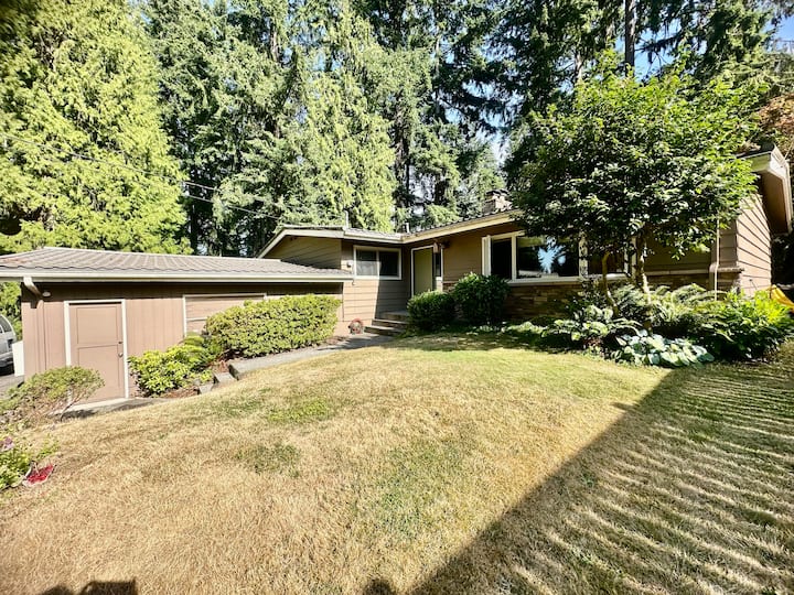 靠近Bellevue市中心｜独立屋安静明亮的房间｜微软、亚马逊附近.免费停车.购物方便。网速很快。 - Bellevue, WA