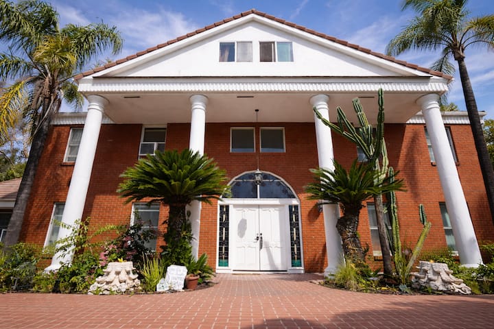 Luxury Valley Retreat W/ Views, Space & Privacy - Banning, CA