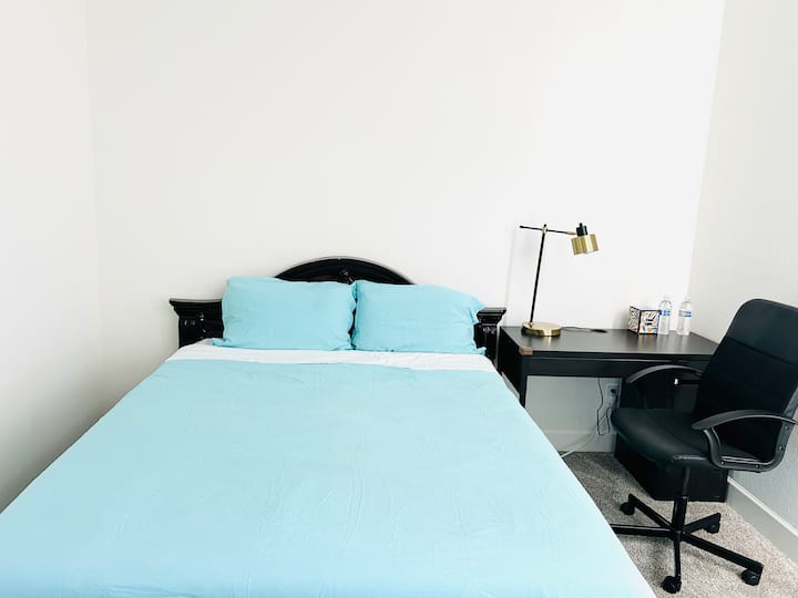 Private Queen Size Bedroom With Attached Bathroom - Elk Grove, CA
