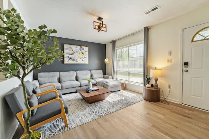 Modern Farmhouse | Yard + Pets Ok | Lcp Collection - Hoffman Estates, IL