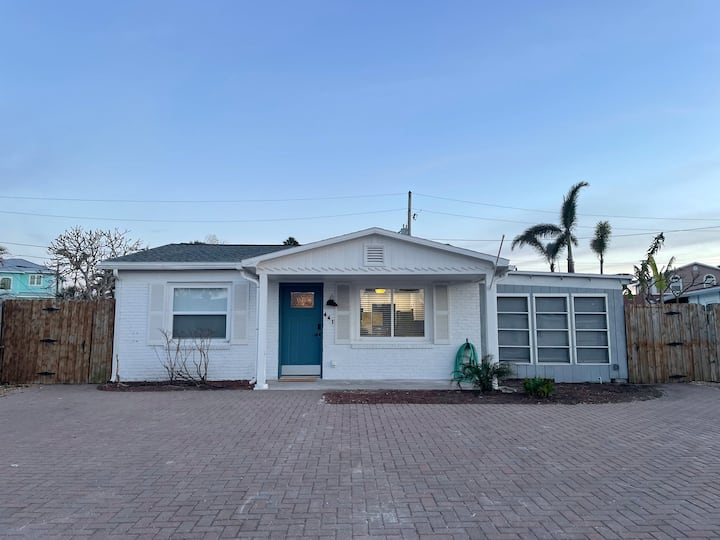 Vacation A Wave From It All! - Treasure Island, FL