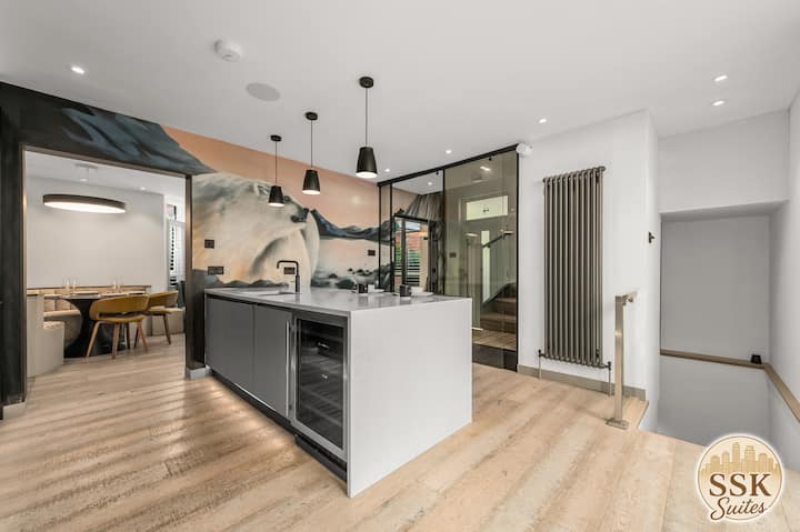 The West Didsbury Retreat | Cinema | Sleeps 8 - Manchester