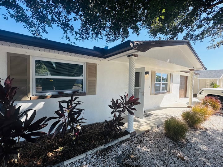 Cozy Spacious Coastal Sunshine Retreat - Tarpon Springs, FL
