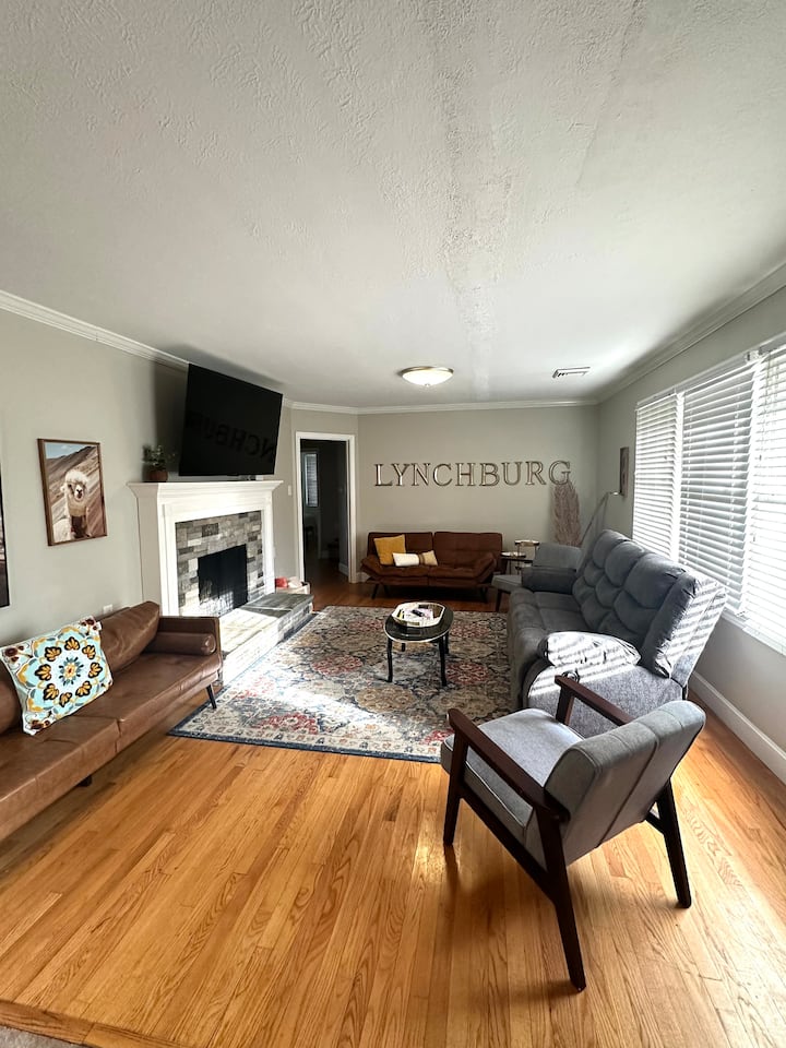Cozy & Comfy Lynchburg Bungalow - Lynchburg, VA