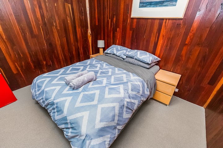 Rustic Queen Chalet | Manjiump Wa - Western Australia