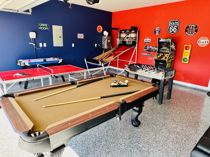 Arcade Game Room | Bbq Backyard Near The Woodlands - The Woodlands, TX
