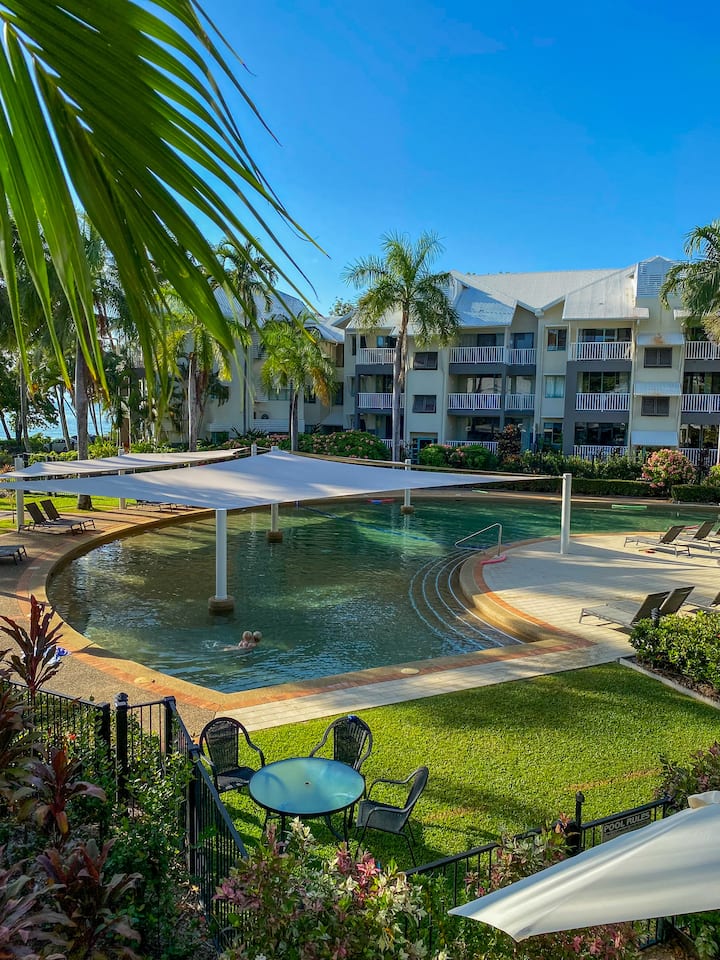 2 Bedroom Beachfront Villa With Direct Pool Access - Trinity Beach