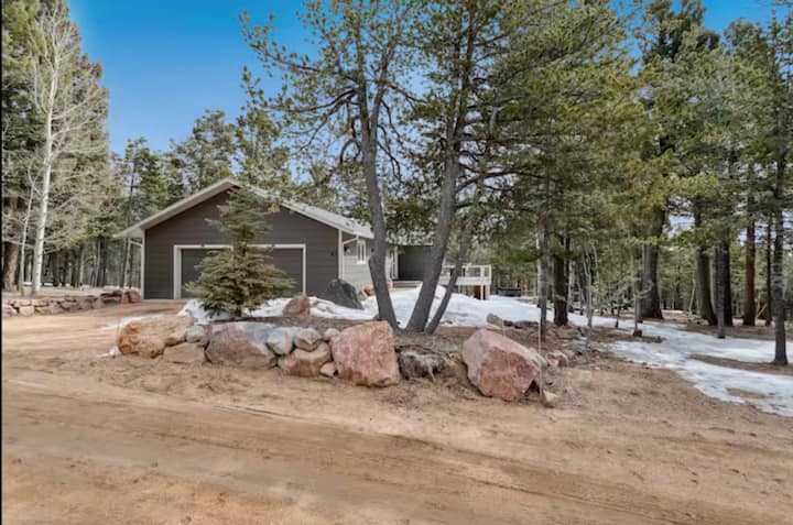 Peace In The Pines – Hot Tub & Pikes Peak Views - Woodland Park, CO