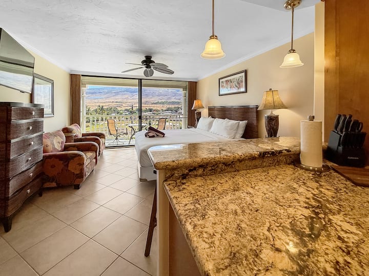 Lahaina Studio: Beachfront, Mountain View, Hot Tub - Lahaina, HI