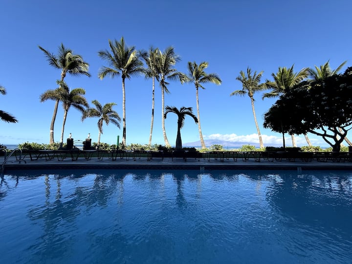 Lahaina Studio: Beachfront, Mountain View, Hot Tub - Lahaina Beach, HI