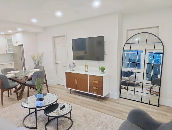 Stylish 2br Home W/ Great Access - Mount Seymour