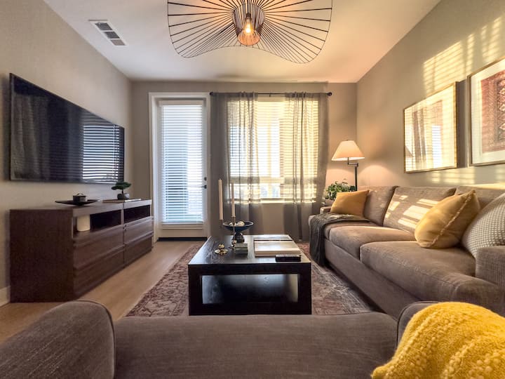 Sunset Retreat | Modern Touches - Buena Park, CA