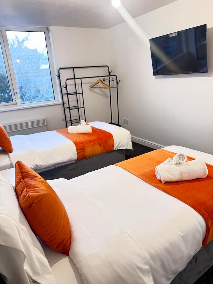 11 Bed | Contractors, Nhs, Groups - Free Parking - Wolverhampton