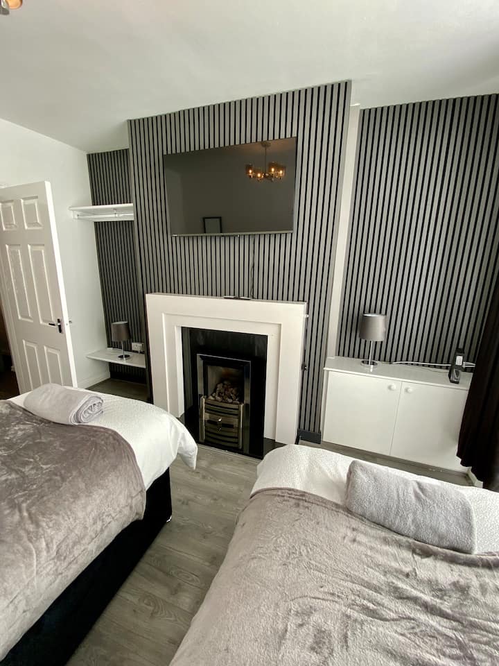 Modern Anfield Stay | Parking | 3 Bed | 2 Bath - Liverpool