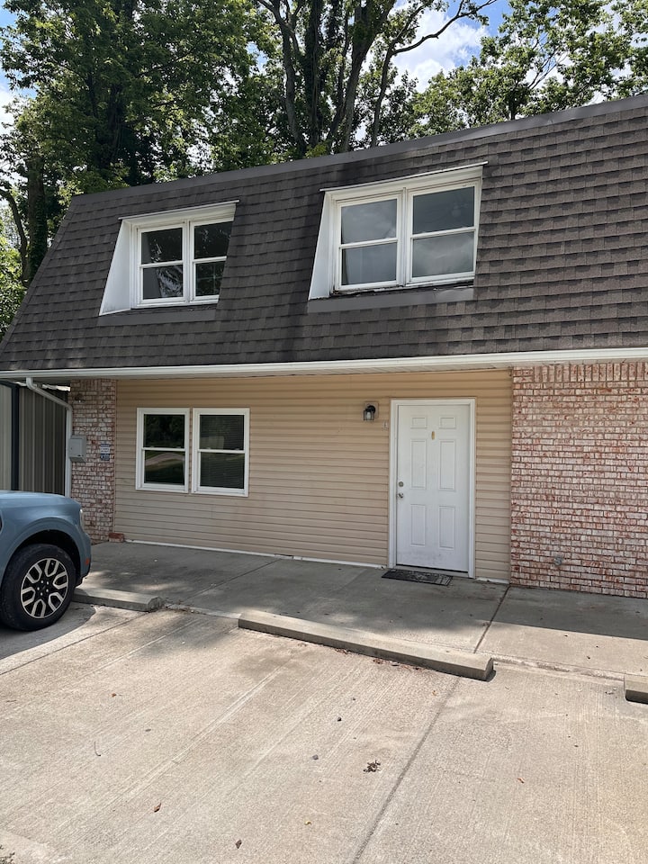 3 Bedroom, 1.5 Townhouse - Vincennes, IN