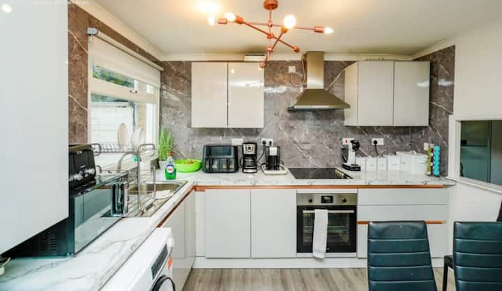 Purley Cottage - 3 Bed House With Free Parking - Luton