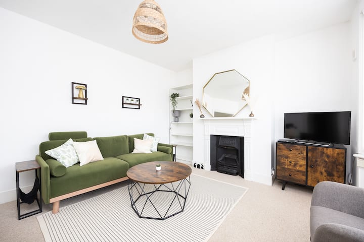 Poets' Corner Stylish Apartment | Station Location - Brighton