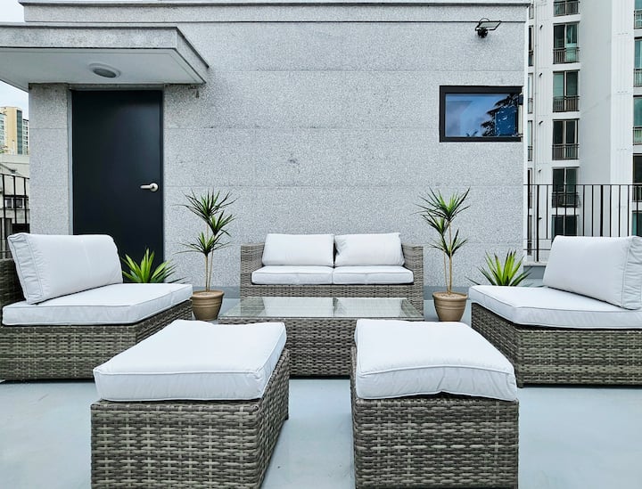 홍대역도보1분/한팀건물전체사용/방4욕실4거실2/옥상라운지/신축건물/가족,단체숙소/안마의자 - Seoul