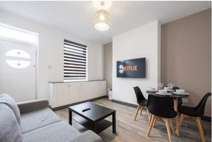 2 Bed Home In Denton | Parking - Ashton Town Hall