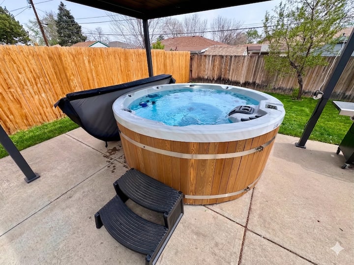 Modern Retreat W/ Hot Tub, Peloton, Gym, And Bbq - Westminster, CO
